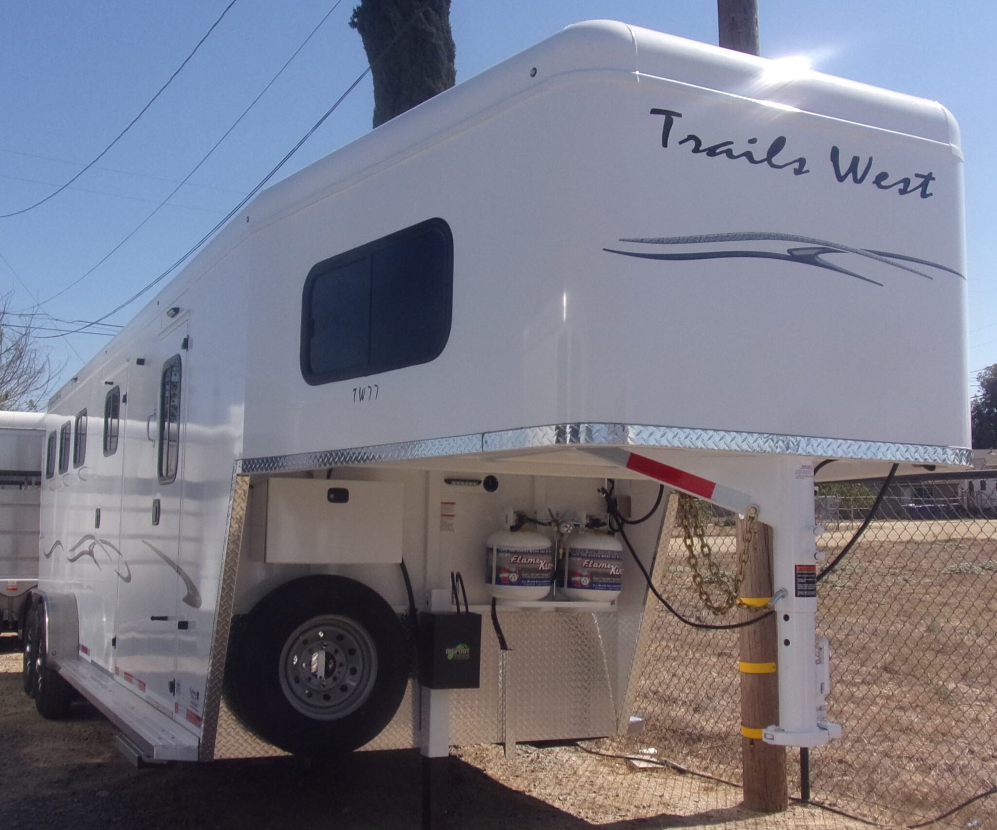 (#8874) **ON SALE** 2025 TRAILS WEST MODEL CLASSIC LQ 3-HORSE 7X7 SLIDE ...